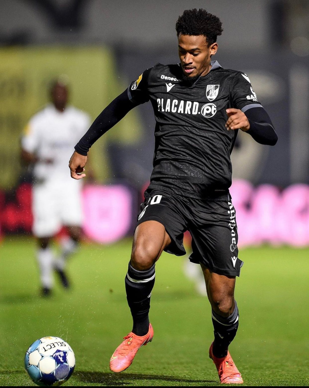 É NOTÍCIA: Nelson da Luz volta a brilhar no empate com Portimonense ...